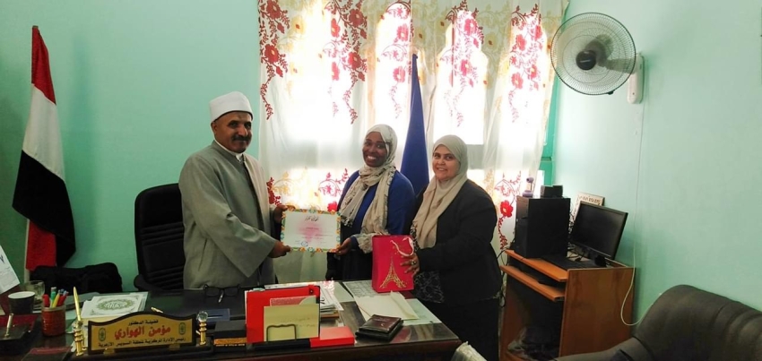 الهواري ” يكرم المعلمة القدوة لمعاهد رياض الأطفال بمنطقة السويس ...